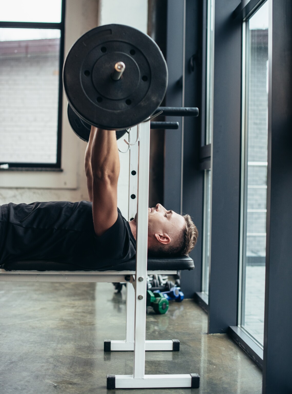 How to Stop Arching Your Back when Bench Pressing » Scary Symptoms