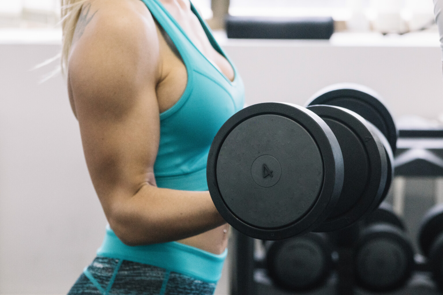 How Women Can Tone Biceps with Standing Dumbbell Curls » Scary Symptoms