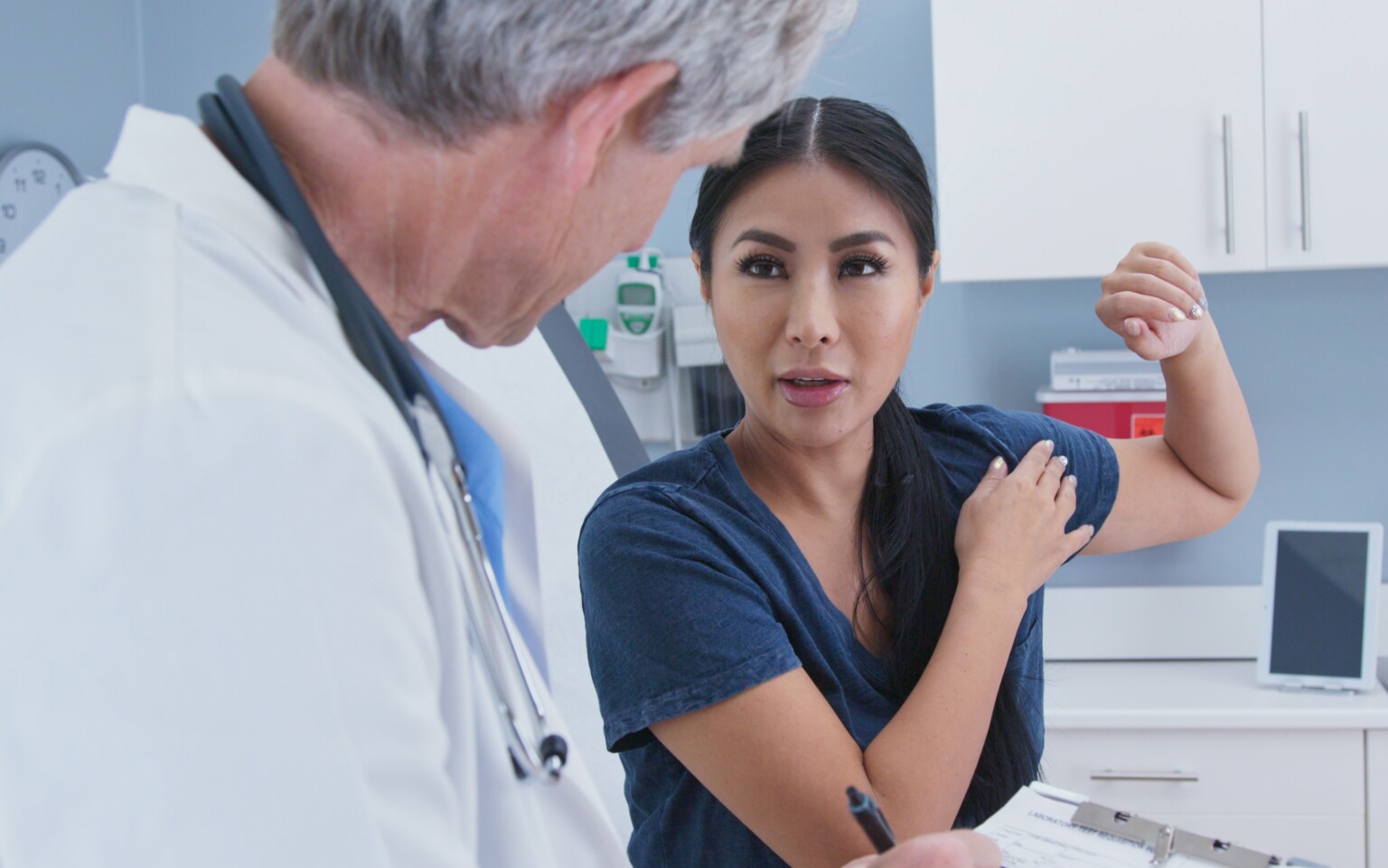 Can Shoulder Pain & Numb Thumb Be Caused by One Condition? » Scary Symptoms