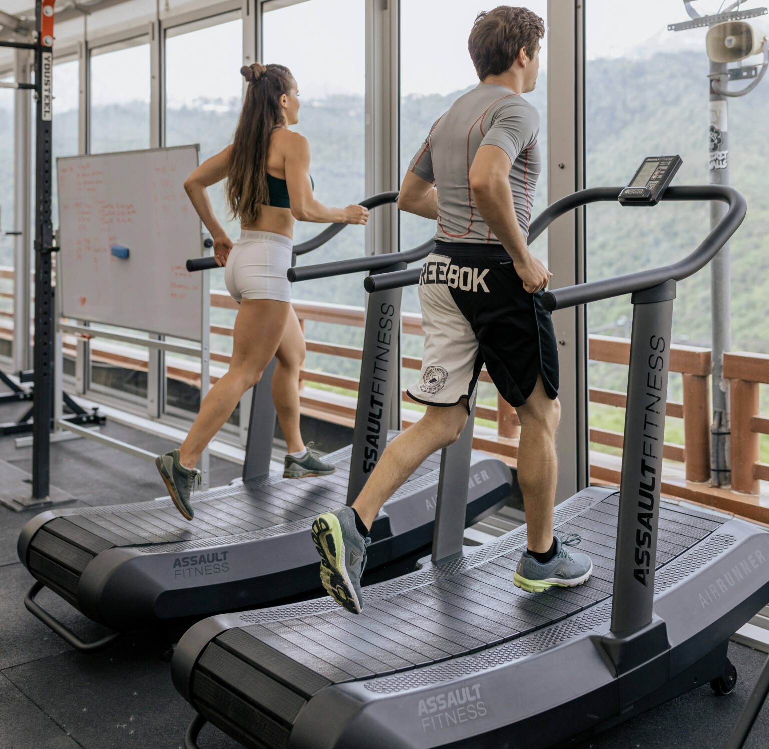 The Motorless Curved Treadmill: Holding On vs. Hands Free » Scary Symptoms